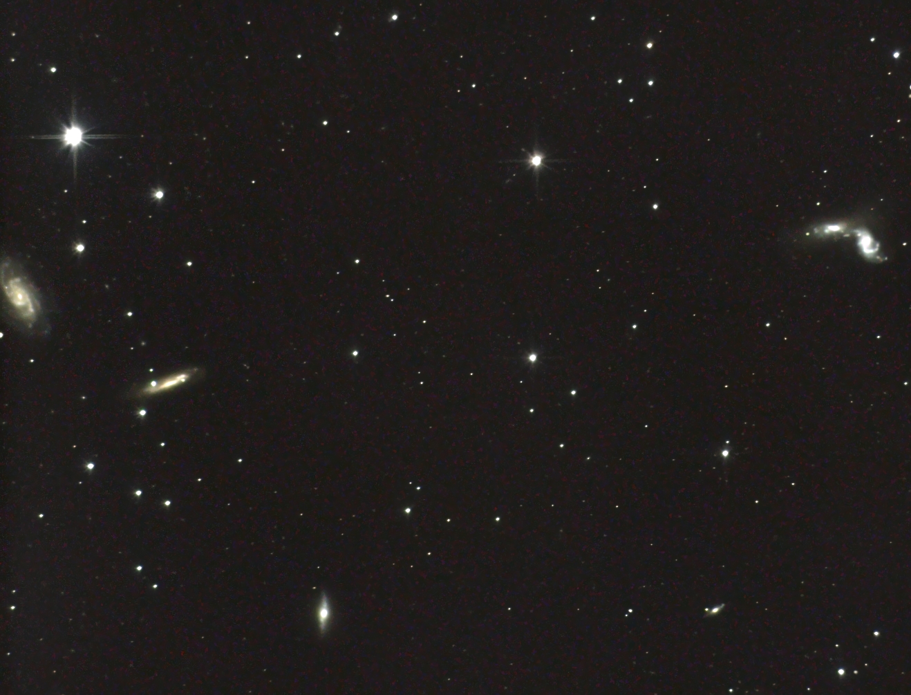 Zwei Galaxienpaare im Kleinen Löwen - Spektrum der Wissenschaft